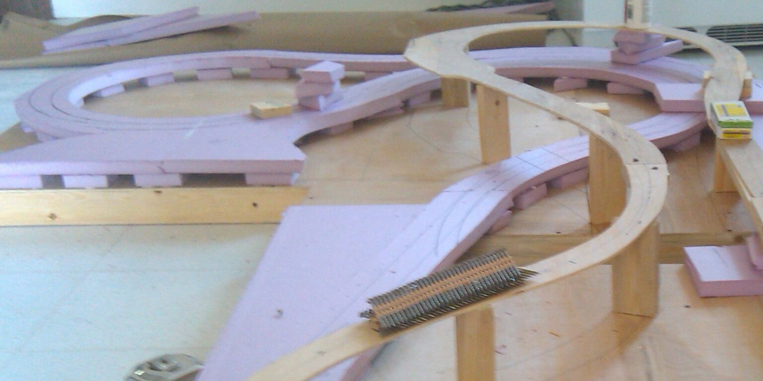 How To Make Model Train Mountain Scenery – The Model Railroad Benchwork ...