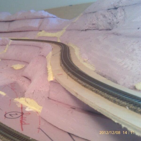 How To Make Model Train Mountain Scenery – The Model Railroad Benchwork ...